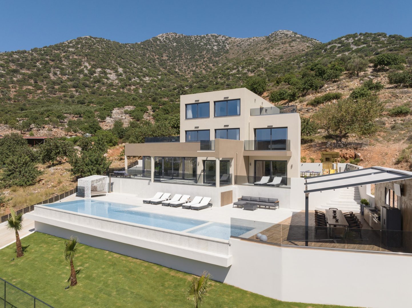 Dias Villa, Tennis, 2Pools, Walk to Beach & Shops | Think Villa